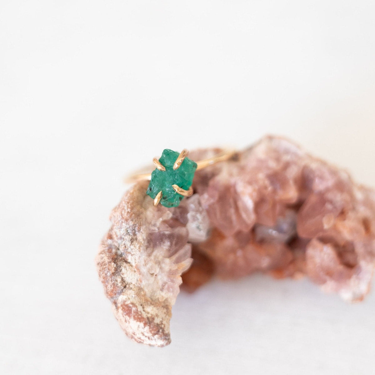 Raw emerald gemstone ring – telostia